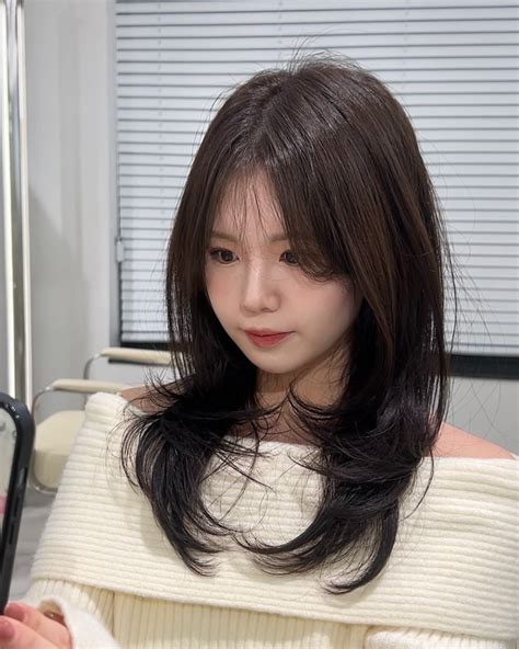 강남미용실 수지 레이어드컷 레이어드펌 얼굴을 밝혀줄 스킨브라운 컬러와 중단발레이어드컷 🤎 고급스럽고 소프트한 컬러로 피부톤이 부드럽고 밝아보이게 🫶🏻 개인의