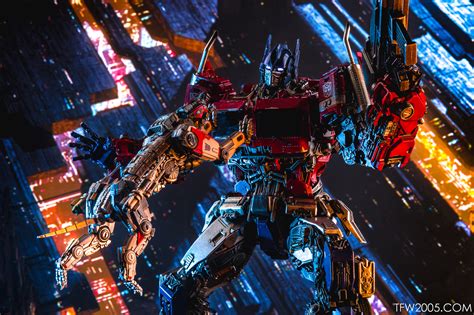 Threezero Dlx Soundwave Bumblebee Movie In Hand Gallery