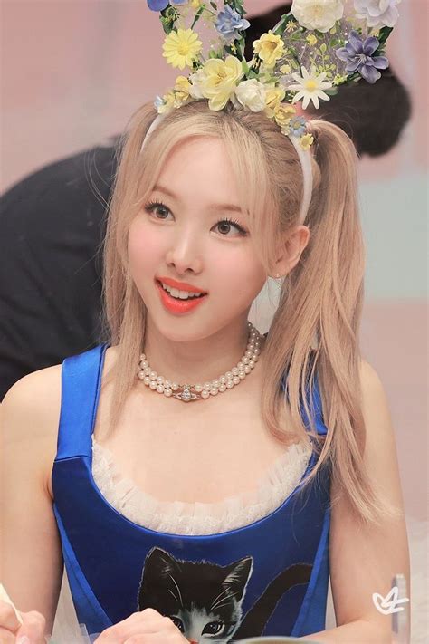 South Korean Girls Korean Girl Groups Sana Momo Nayeon Twice Im Nayeon Set Me Free K Idols