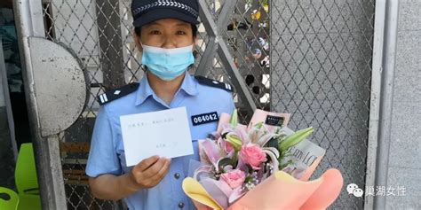 鲜花赠予你：女民警与考生的一场美丽邂逅澎湃号·政务澎湃新闻 The Paper