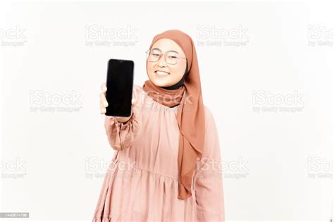 흰색 배경에 격리된 히잡을 쓰고 있는 아름다운 아시아 여성의 빈 화면 스마트폰에 앱 표시 25 29세에 대한 스톡 사진 및 기타 이미지 25 29세 공란 광고