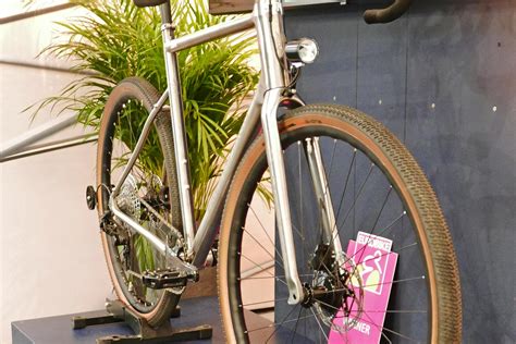 Son 29 S Creates Dynamo Hub So Tiny It Disappears Behind Your Brake