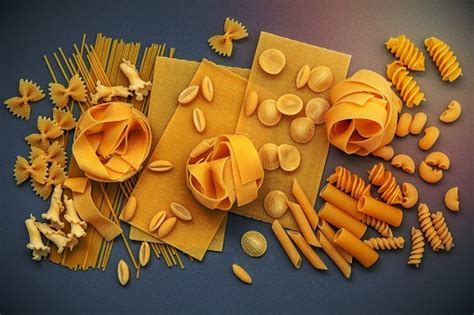 이탈리아 음식 개념과 메뉴 디자인 다양한 종류의 파스타 파르팔레 파스타 A 리소 오레키에트 풀리에시 뇨코 사르도 파르팔레가 평평한 회색 배경에 설치되어 있습니다 고급 요리에