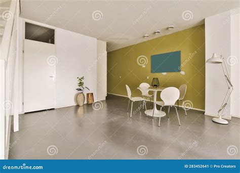 Una Sala Con Una Mesa Y Sillas Y Un Amarillo Imagen De Archivo Imagen De Puerta Cocina 283452641