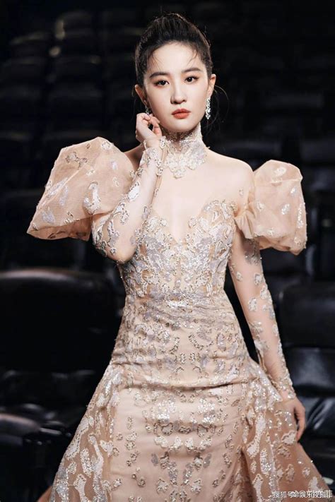 刘亦菲一袭金色刺绣抹胸公主裙华贵优雅精致美艳 搜狐大视野 搜狐新闻
