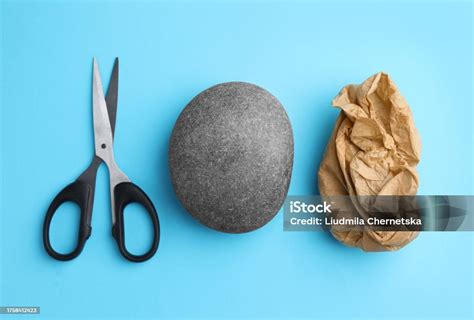 하늘색 배경에 바위 구겨진 종이와 가위 평평하게 놓으십시오 0명에 대한 스톡 사진 및 기타 이미지 0명 가위 개념 Istock