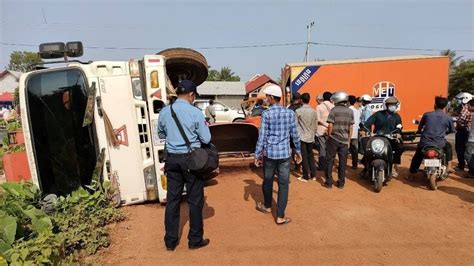 រថយន្តស្ទូច និង រថយន្តដឹកទំនិញពីរគ្រឿងបុកគ្នារបួសមនុស្សម្នាក់ជាប់ក្នុងកាប៊ីនរថយន្ត Tnaot