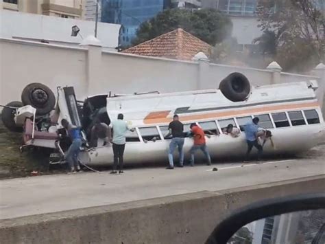 Vuelco De Bus En El Corredor Sur Deja 33 Heridos 15 En Condición