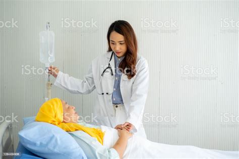 아름다운 아시아 의사는 병원에서 노인 암 아픈 환자를 진단합니다 의료 및 의학 개념 바이러스 전염병 개념 20 24세에 대한