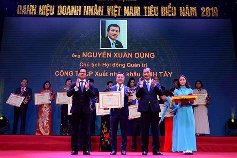 Ông Nguyễn Xuân Dũng chủ tịch HĐQT BITEX nhận danh hiệu Doanh nhân
