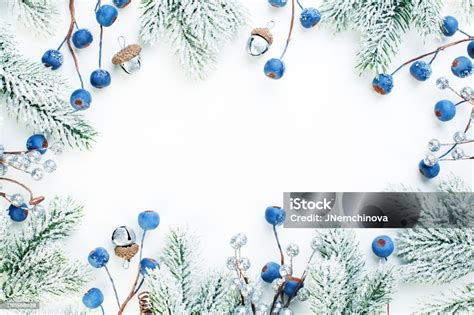 흰색 배경에 홀리 베리 눈송이와 녹색 전나무 가지와 크리스마스 구성 복사 공간이있는 치장 벽토 질감에 Xmas 플랫 레이탑 뷰 0명에 대한 스톡 사진 및 기타 이미지