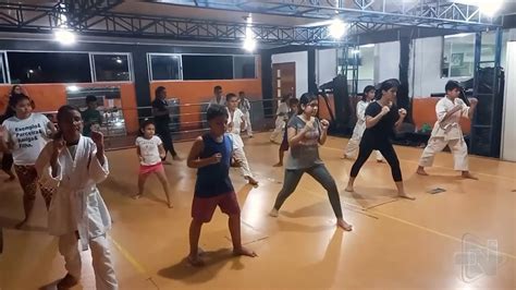 VÍdeo Academia De Karatê Ajuda Crianças A Ter Vida Saudável Em