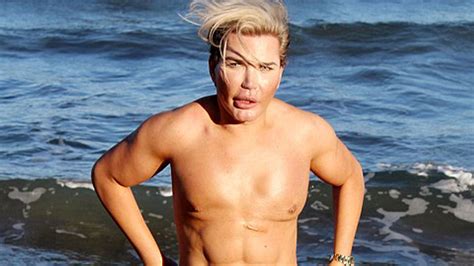 Así Lucía Rodrigo Alves Más Conocido Como El Ken Humano Antes De