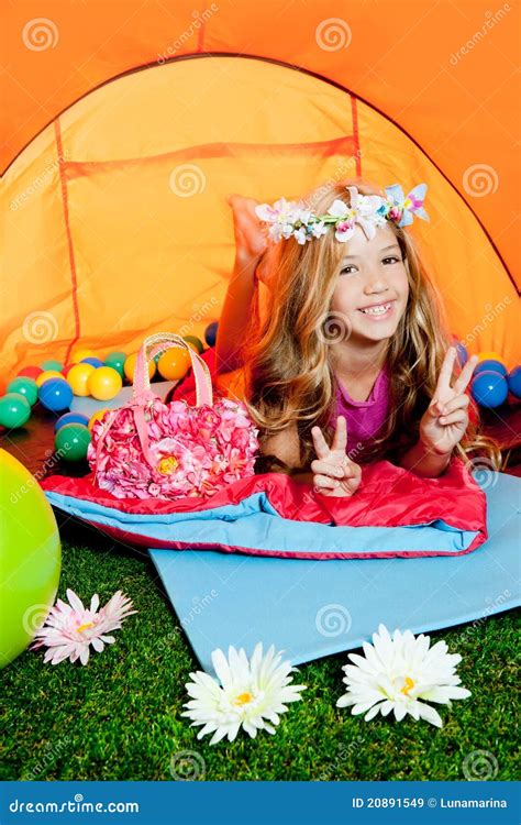 Menina Das Crianças Que Encontra se Na Barraca De Acampamento Imagem de Stock Imagem de
