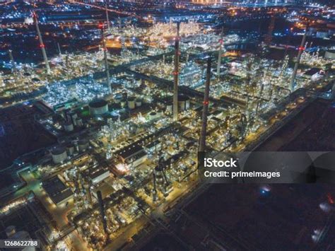 정유 산업의 항공 산업 작업의 야간 고해상도 이미지 동남아시아의 대규모 산업에서 석유 화학 플랜트 및 저장 탱크 발전소 0명에