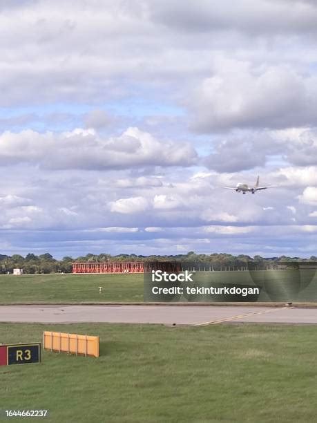 스탠스테드 공항에 착륙하는 상업용 비행기 항공사 런던 영국 0명에 대한 스톡 사진 및 기타 이미지 0명 공항 관광 Istock