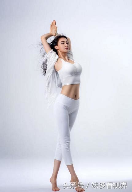 中國瑜伽之母母其彌雅，身材曼妙展現柔韌身材 每日頭條