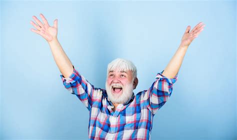 「掉尾」の意味や語源とは？「掉尾を飾る」の使い方や類語・例文も Transbiz