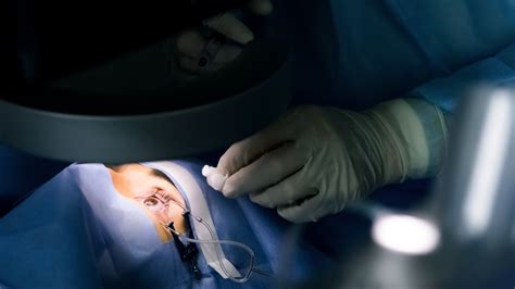 Procedimento para mudar a cor dos olhos é proibido no Brasil e pode