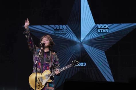 想现场给伍佰唱歌的人太多，伍佰巡演成都站再加一场凤凰网