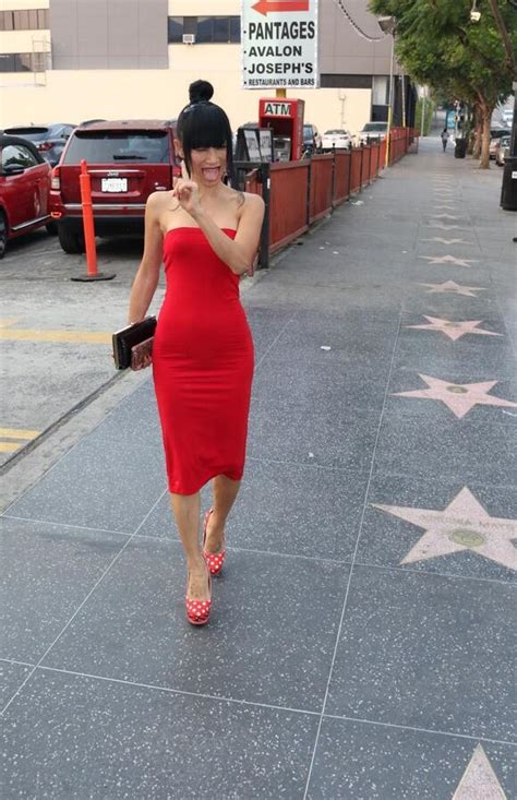 女星白灵现身好莱坞街头，她的美有一点太另类了 搜狐大视野 搜狐新闻