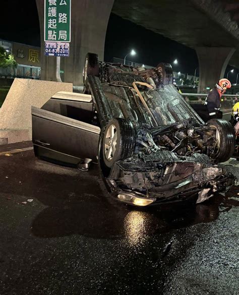 快訊／台中轎車自撞分隔島翻覆！32歲男失去心跳 送醫搶救中