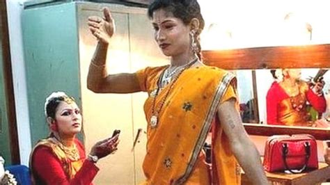 සමලිංගිකයින්ට හිරිහැර වන ශ්‍රී ලංකාවේ නීති ඉවත්කිරීමට මුලික පියවර තබයි Bbc News සිංහල