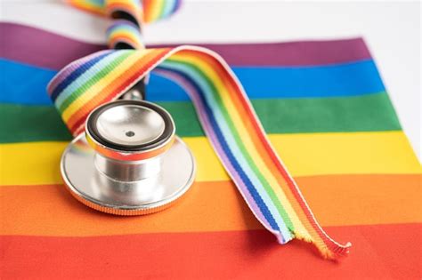 Lgbt 프라이드 월의 무지개 깃발 배경 상징에 청진기는 게이 레즈비언 양성애자 트랜스젠더 인권과 평화의 6월 사회적 상징을