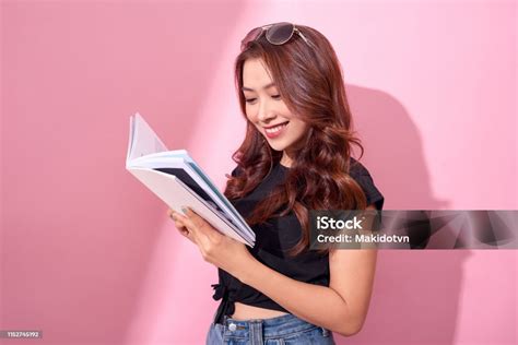 분홍색 배경 위에 고립 된 서 있는 여름 옷을 입고 사랑 스러운 소녀 책을 들고 사람들에 대한 스톡 사진 및 기타 이미지