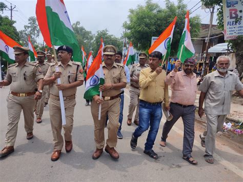लालगंजपुलिस कर्मियों ने आजादी के अमृत महोत्सव को लेकर निकाली तिरंगा यात्रा