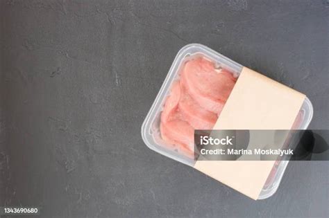 원시 스테이크 검은 배경에 플라스틱 진공 포장에 Entrecote 로고 레이아웃 디자인 날것에 대한 스톡 사진 및 기타 이미지