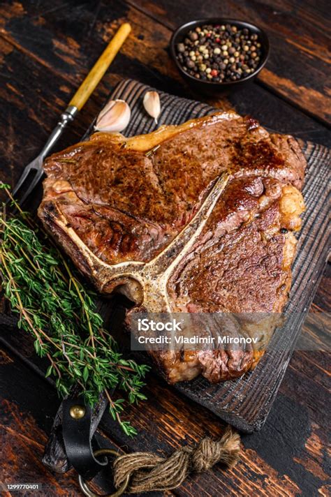 나무 도마에 구운 T뼈 또는 포터 하우스 쇠고기 고기 스테이크 어두운 나무 배경 위쪽 보기 Steakhouse에 대한 스톡 사진 및 기타 이미지 Istock