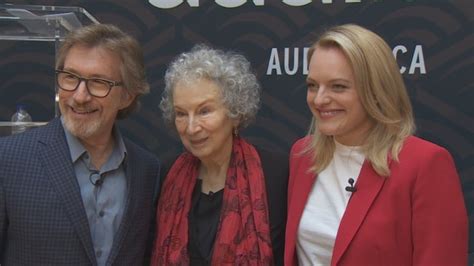Margaret Atwood And Elisabeth Moss Reunite Have Words In Toronto Cbc
