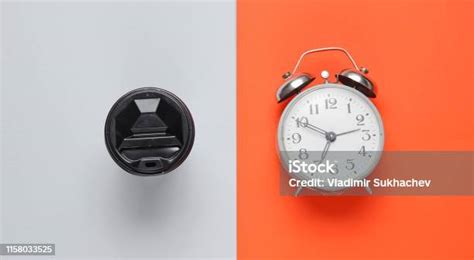 알람 시계 오렌지 회색 배경에 커피와 컨테이너 맨 위 보기 0명에 대한 스톡 사진 및 기타 이미지 0명 개념 개념과 주제