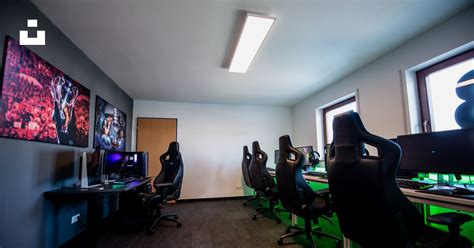 사무실 롤링 체어에 앉아 있는 사람들 사진 Unsplash의 무료 게이머 이미지