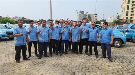 Bos Besar Blue Bird Jadi Sopir Taksi Pakai Seragam Ikut Mangkal Cari Penumpang Merdeka