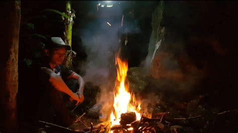 SOLO CAMPING Membuat Shelter Di Bawah Batu Tempt Istirahat Semalaman