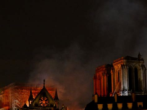 Incendie De Notre Dame De Paris Dessus Des Cartes