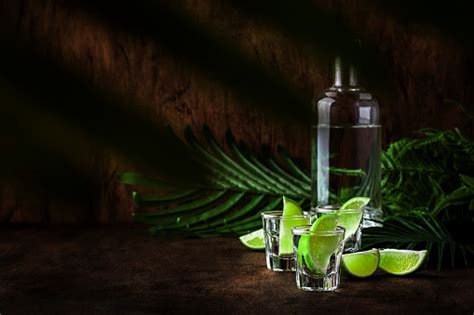 Cachaca 지팡이 설탕 라임 보드카 빈티지 나무 배경 선택적 초점에서 브라질 강한 알코올 음료 0명에 대한 스톡 사진 및