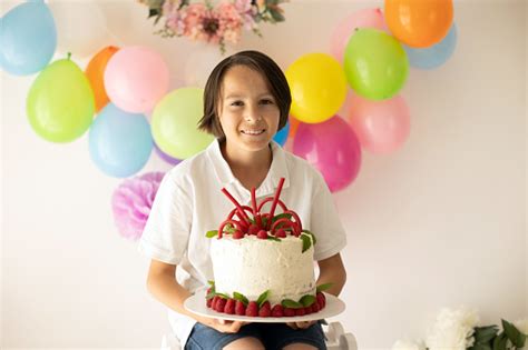 귀여운 아이 미취학 소년 라스베리 박하 및 사탕으로 수제 케이크로 집에서 생일을 축하합니다 5에 대한 스톡 사진 및 기타 이미지