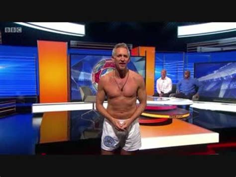 【bbc Match Of The Day】 リネカー氏、公約守りパンツ1丁姿で出演 ニコニコ動画