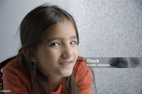 미소 짓는 젊은 오리엔털 히스패닉 여자아이 하얀 배경에서 북미 원주민 민족에 대한 스톡 사진 및 기타 이미지 북미 원주민 민족 아이 초록색 눈 Istock