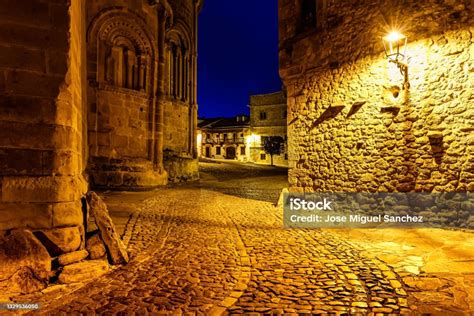 狭い路地は街灯で夜にライトアップしましたサンタンデールサンティリャナデルマール カラー画像のストックフォトや画像を多数ご用意 カラー