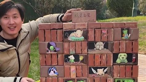小伙在城市街头画治愈系涂鸦 山东菏泽裴俊飞从小喜欢画画近三个月来他借鉴国外艺术家的创意开始用粉笔在城市街头涂鸦画出各种童话里的小