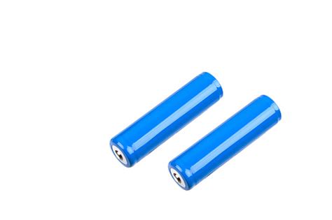 흰색 배경에 분리된 두 개의 파란색 원통형 배터리는 다양한 전자 장치를 위한 세련된 디자인과 에너지 저장 기능을 보여줍니다 0명에 대한 스톡 사진 및 기타 이미지 Istock