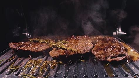 그릴에 맛있는 육즙 고기 스테이크 요리 전기 로스터 로즈마리 후추 소금에 쇠고기 튀김 슬로우 모션 검은색에 대한 스톡 사진 및 기타 이미지 Istock