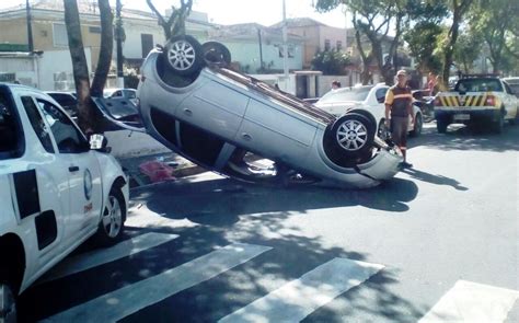 Motorista escapa ileso após carro capotar ao ser atingido por outro