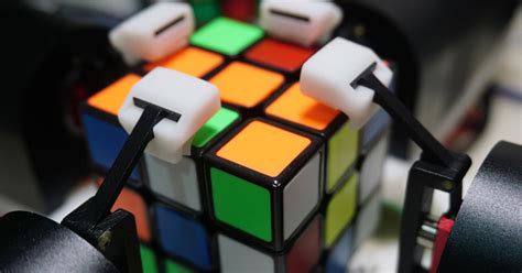 Quad Arm Robot Solves The Rubik S Cube In About Three Seconds