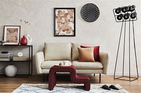 베이지 색 소파 블랙 콘솔 커피 테이블 모의 포스터 프레임 및 창조적 인 디자인 개인 액세서리와 우아한 거실 인테리어 구성