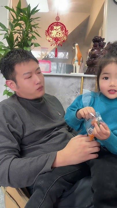 自从生了闺女，我家那位简直是脱胎换骨！以前下班回家就喊累，往沙发上一瘫，连根手指头都懒得动。现在可好，腰不酸了腿不疼了，天天跟打了鸡血似的，起